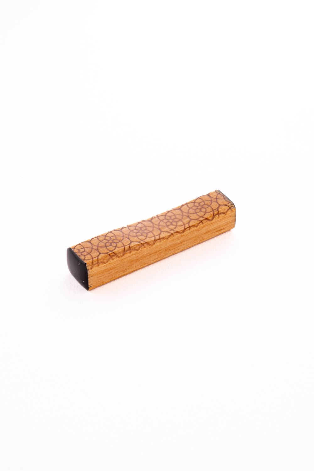 Wooden chopsticks rest with a floral pattern - Wasabi HQ